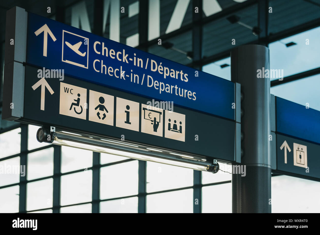 Directional signs to departures, lift and other facilities in an ...