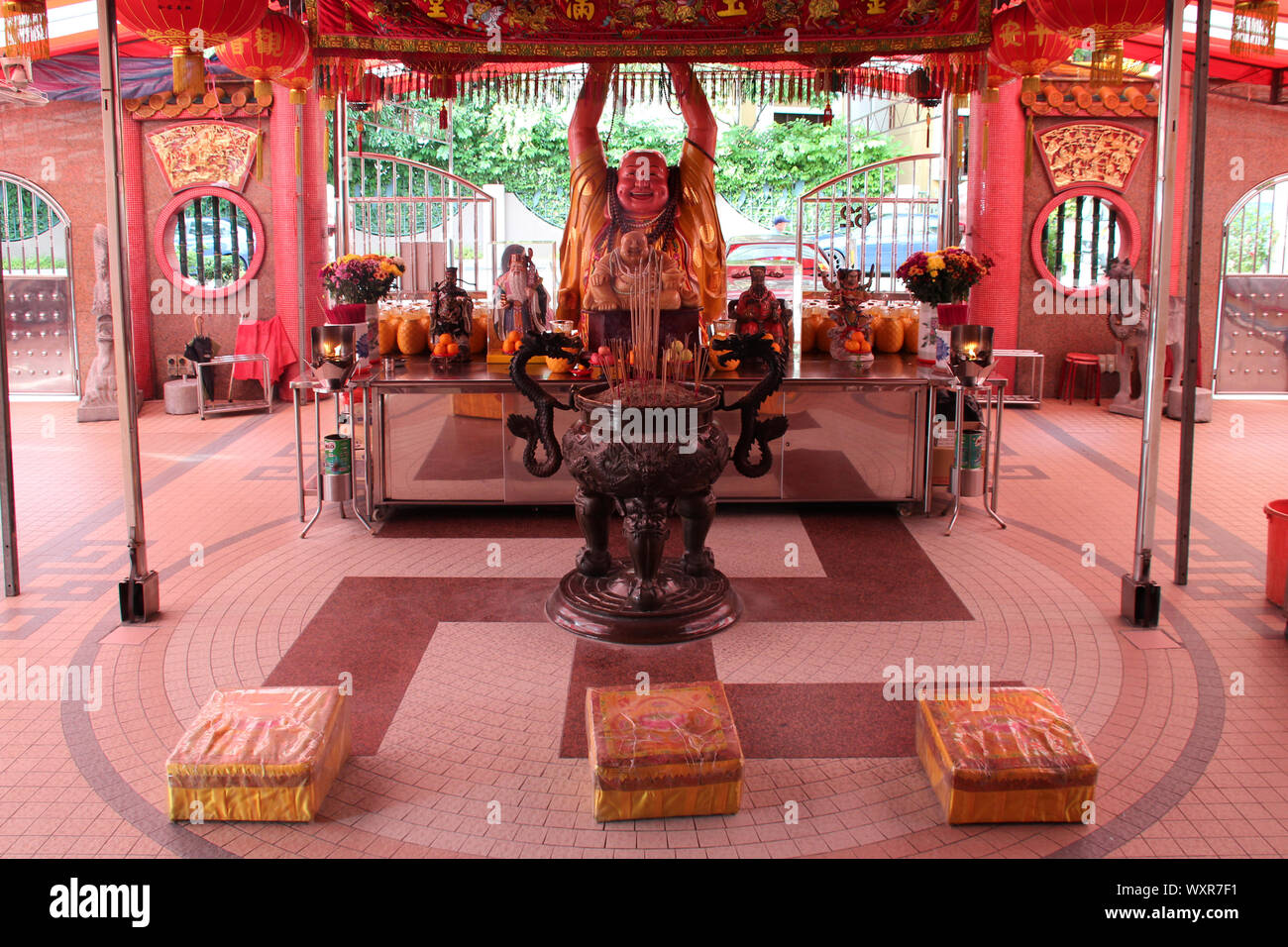 chinese buddhist temple (Kuan Im Tng) in singapore Stock Photo - Alamy