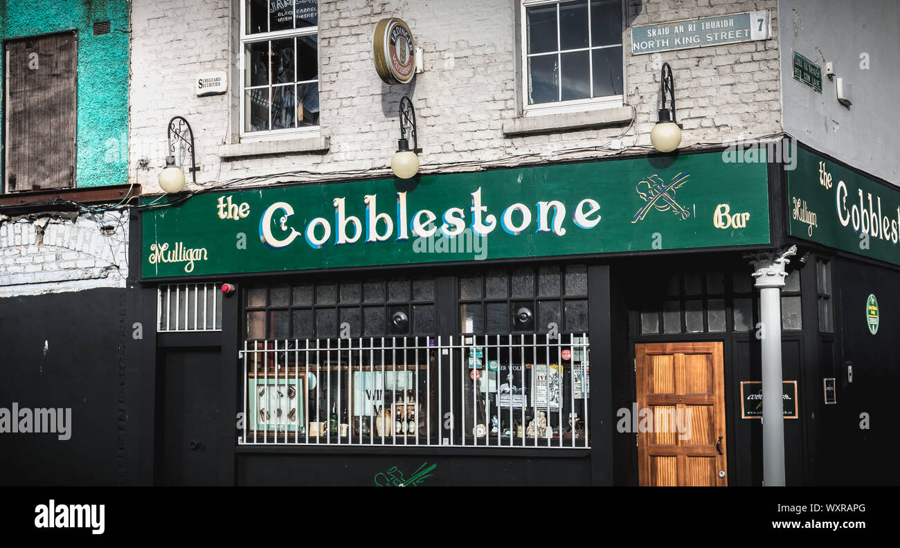 Cobblestone pub dublin hi-res stock photography and images - Alamy