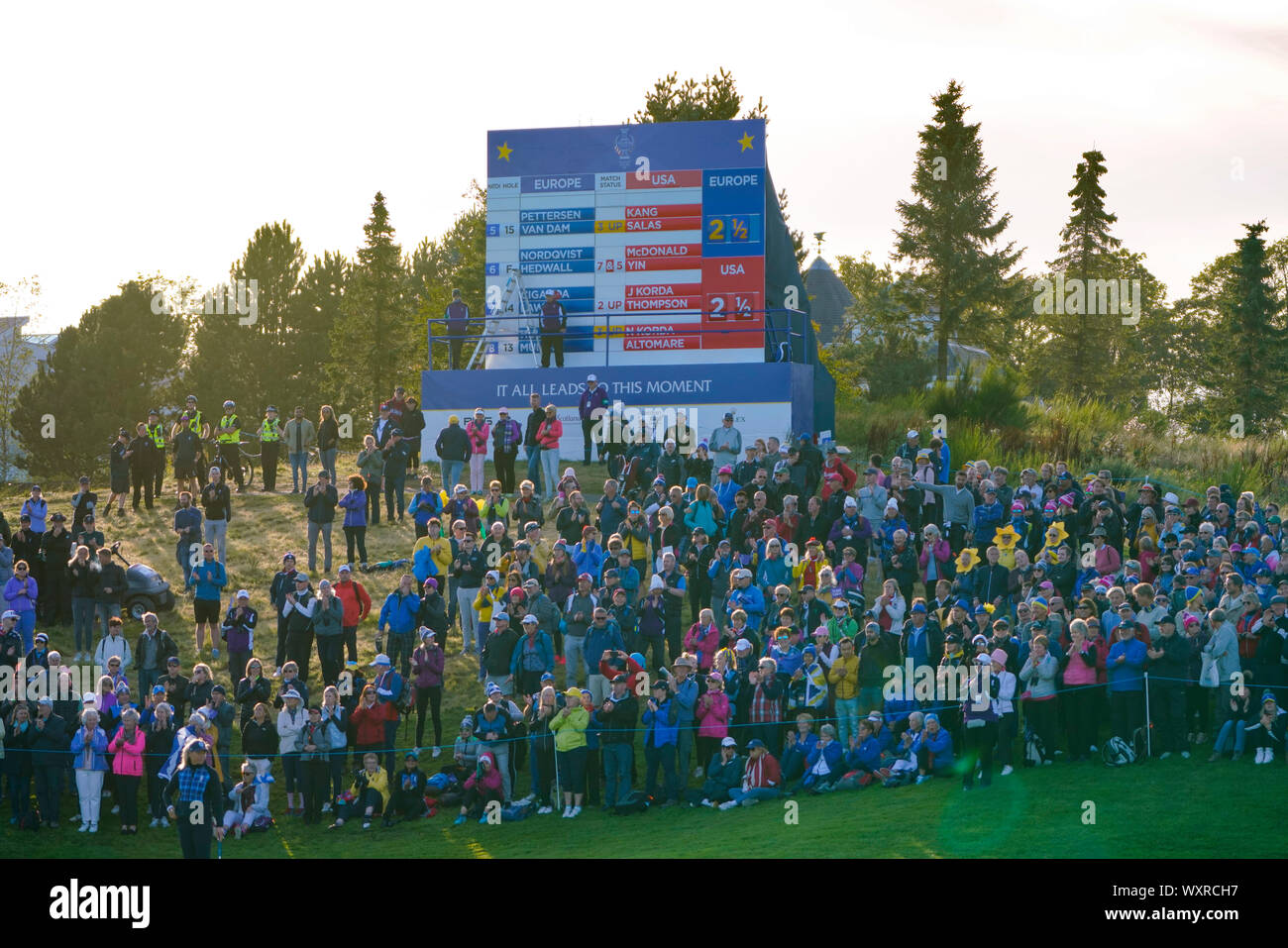 Golf crowd hi-res stock photography and images - Alamy