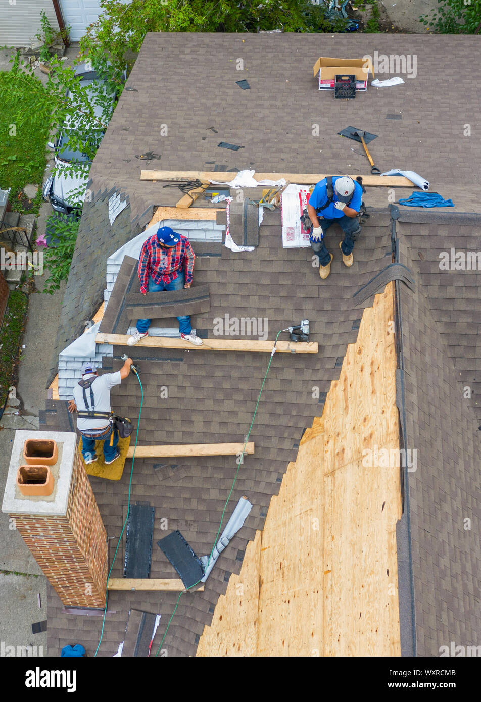 Roof shingles worker hi-res stock photography and images - Alamy