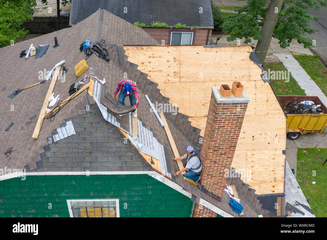 Dangerous roof hi-res stock photography and images - Alamy