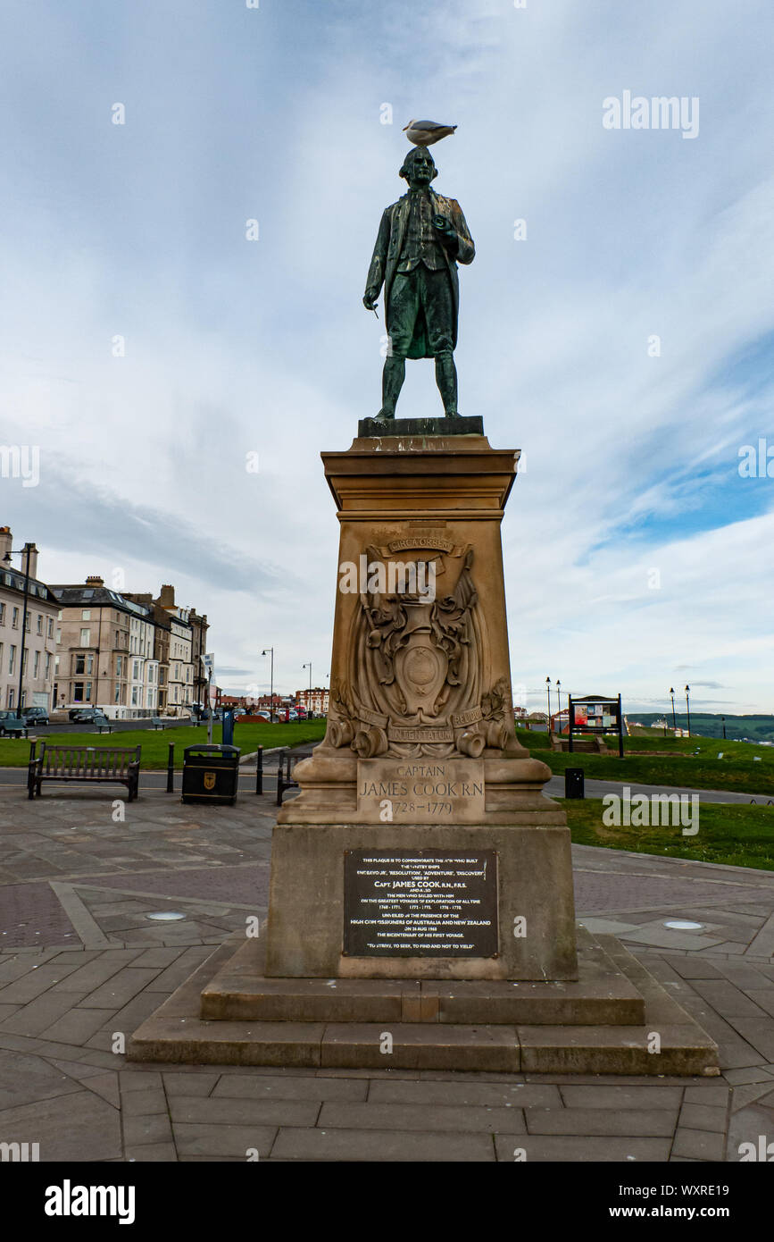 Whitby james cook statue hi-res stock photography and images - Alamy