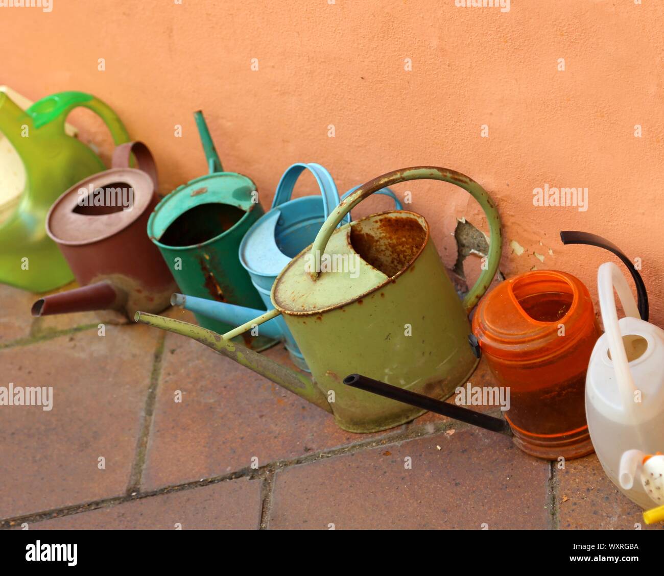 Many colorful watering cans hi-res stock photography and images - Alamy