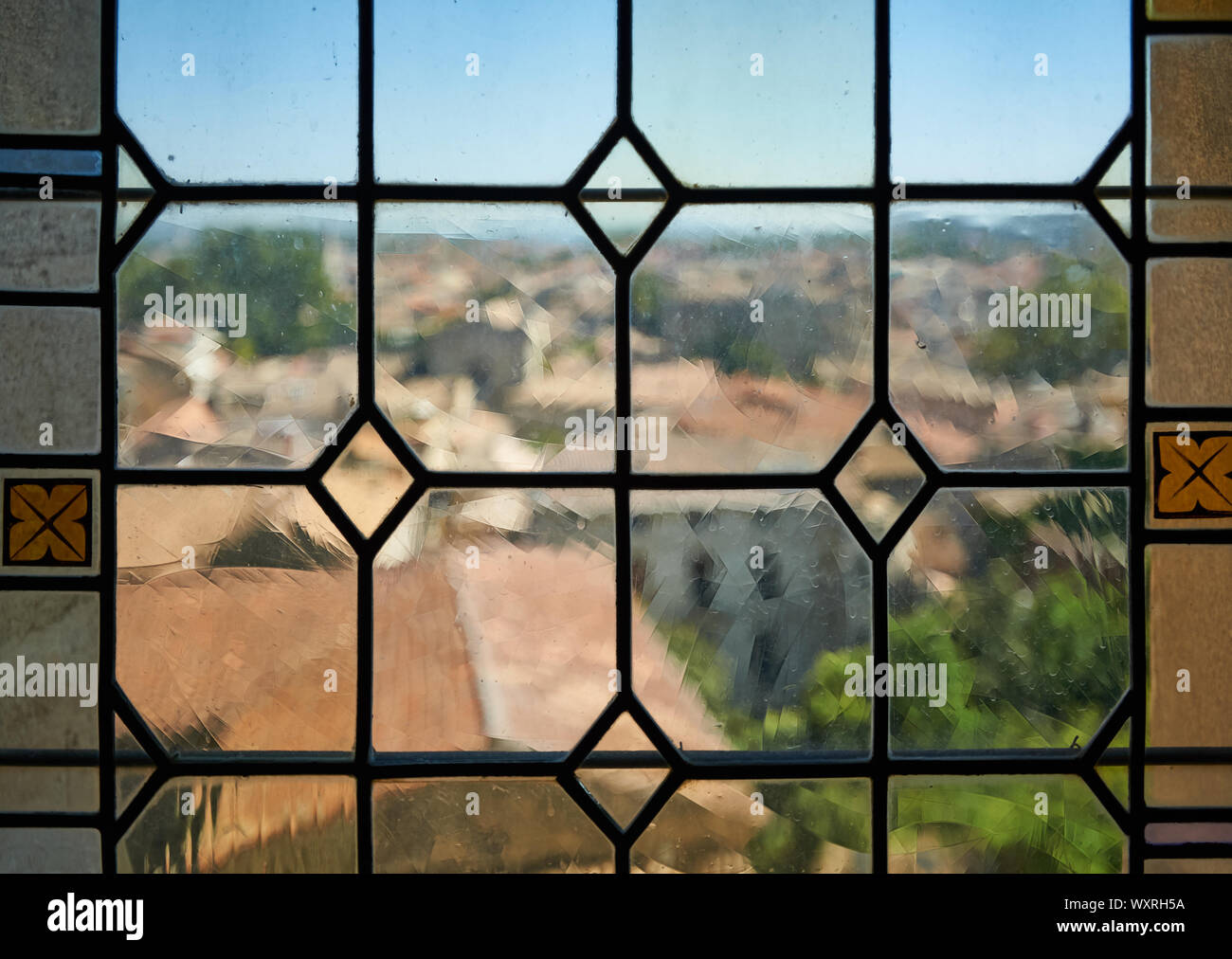 Medieval leaded window hi-res stock photography and images - Alamy