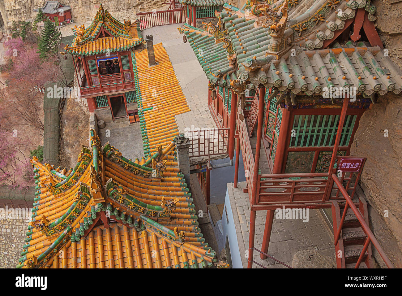 Over hanging buildings hi-res stock photography and images - Alamy