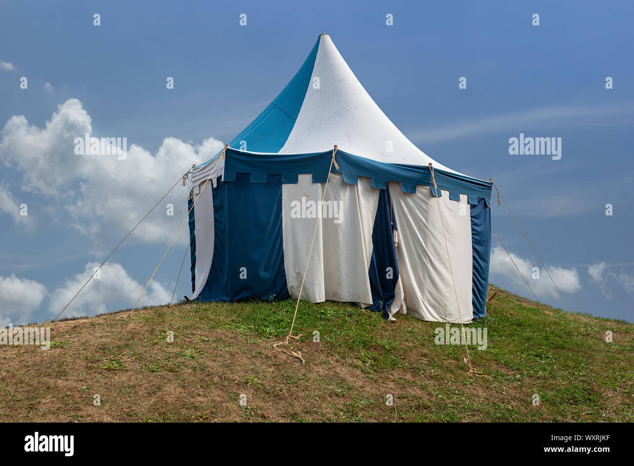 Medieval tent hi-res stock photography and images - Alamy