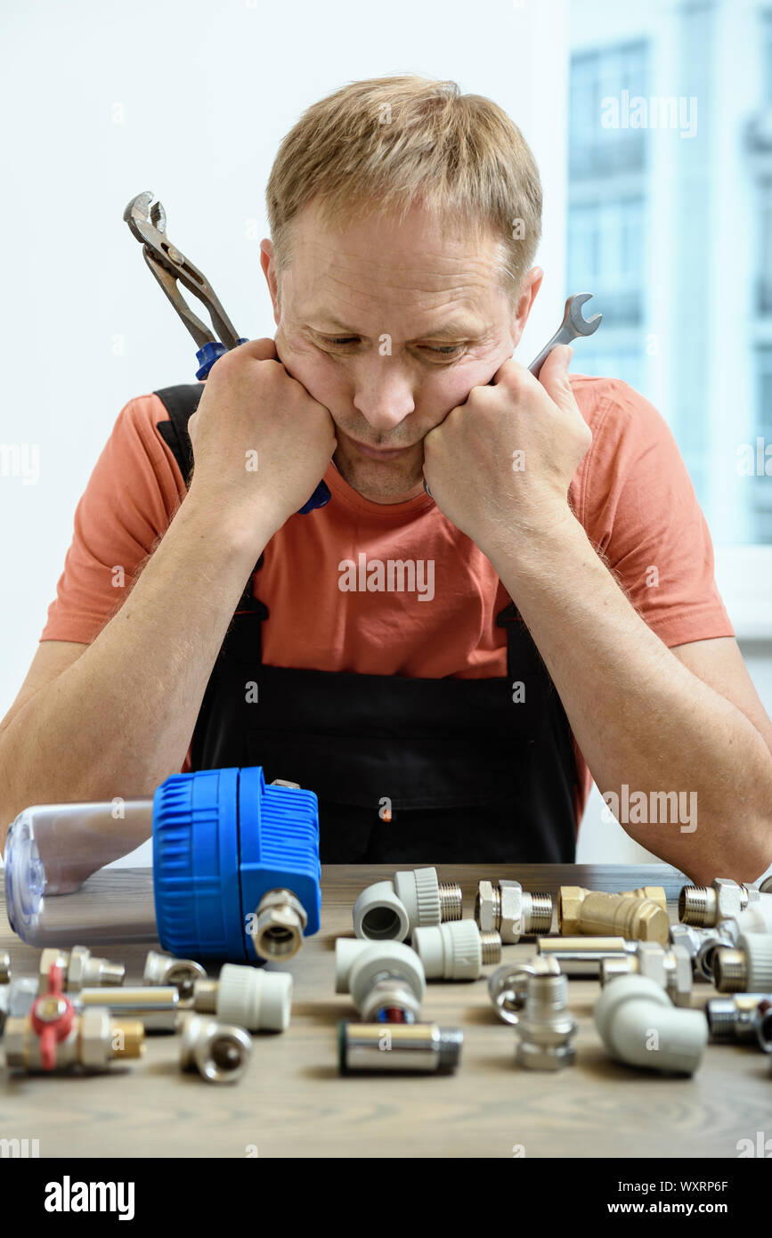 Propping up the head hi-res stock photography and images - Alamy