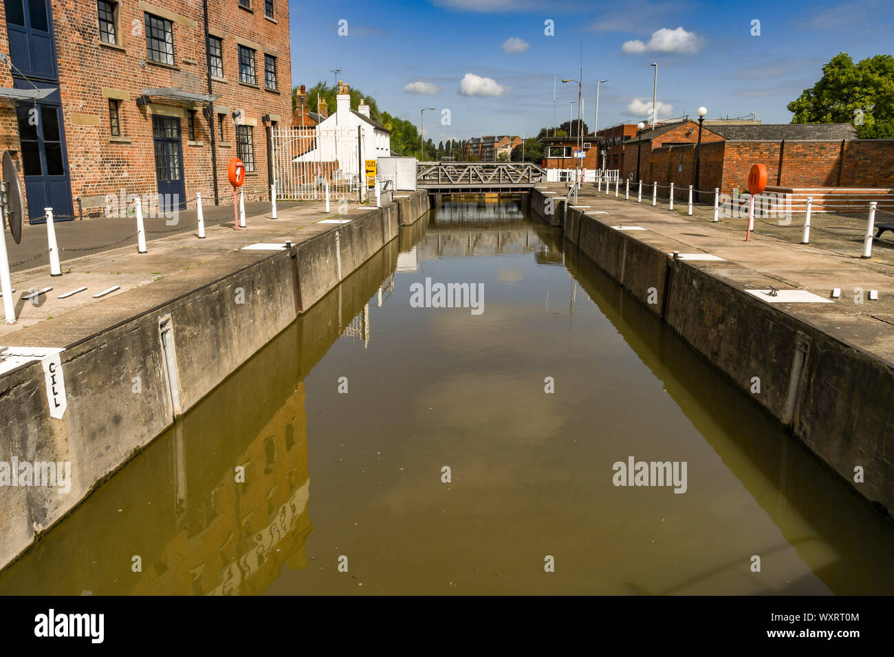 GLOUCESTER QUAYS, ENGLAND - SEPTEMBER 2019: Canal lock full of water in ...