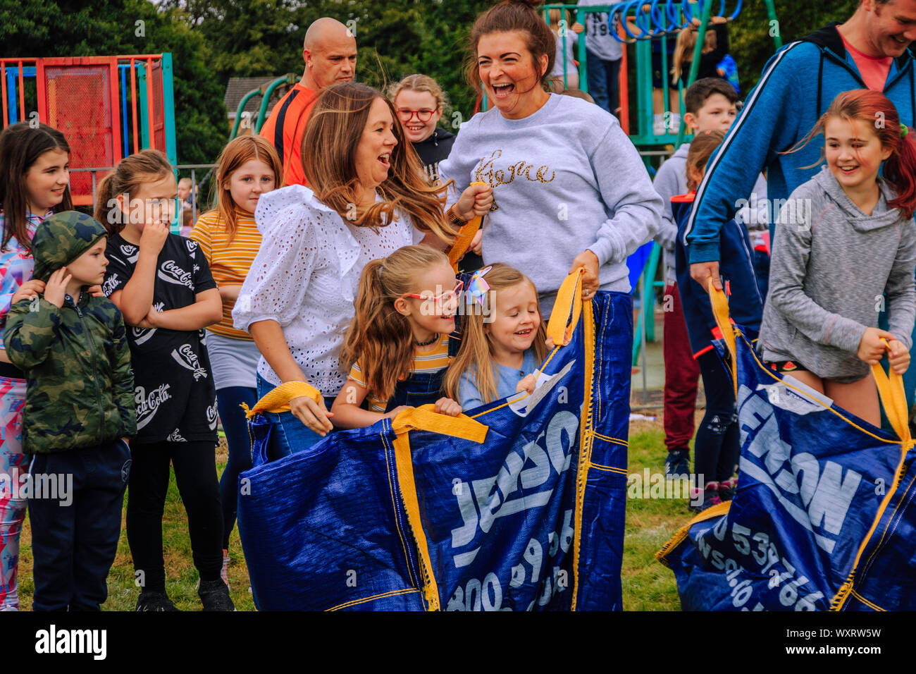 Parents race sports day hi-res stock photography and images - Alamy