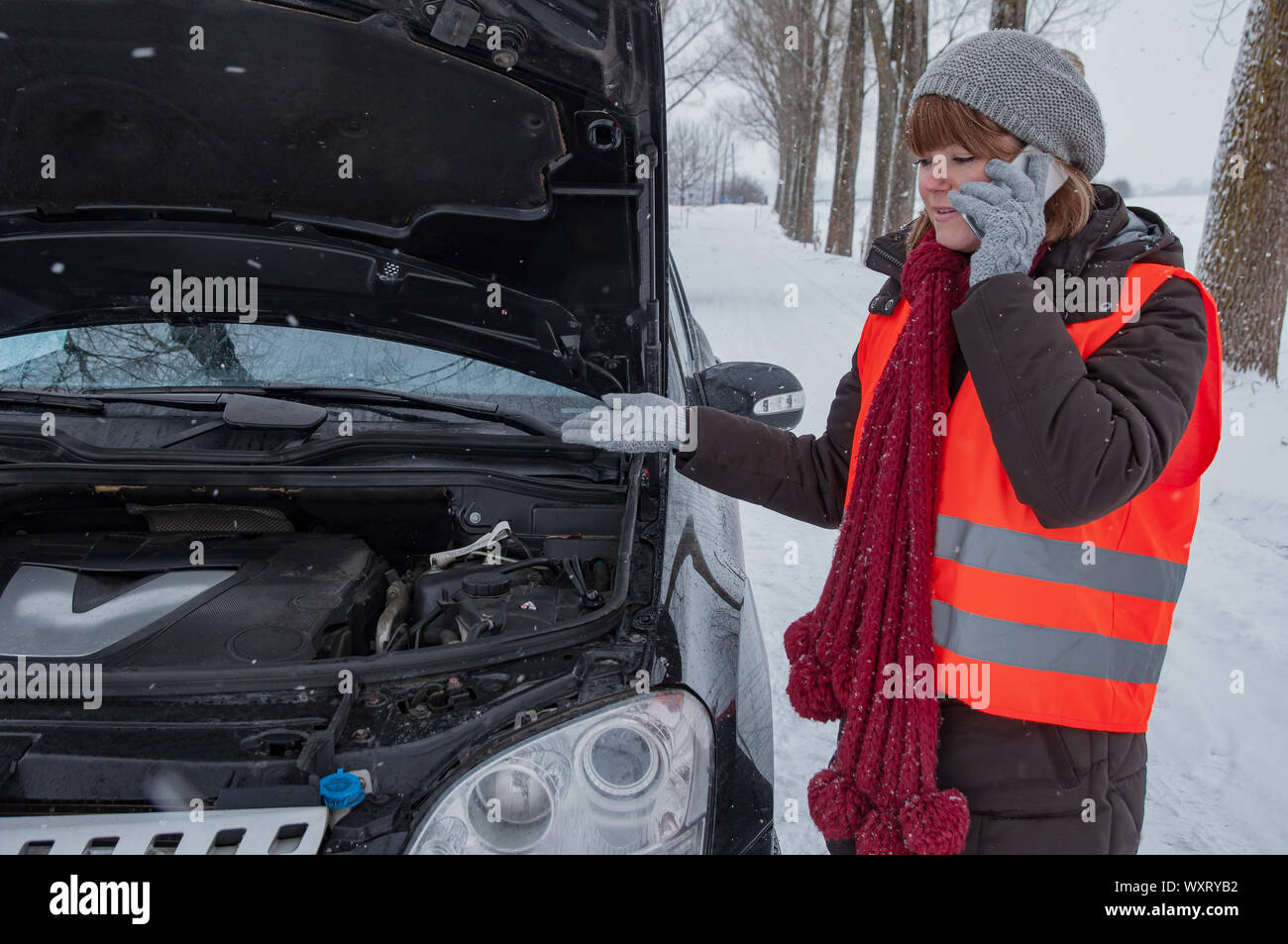 Car breakdown woman call help hi-res stock photography and images - Alamy