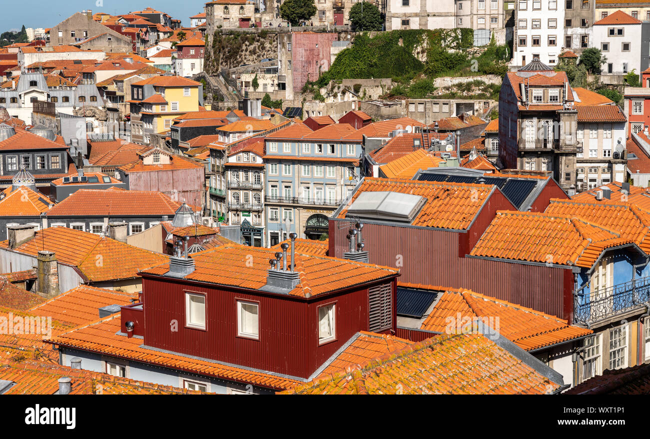 Detail of crowded old homes and apartments in downtown Porto Stock ...