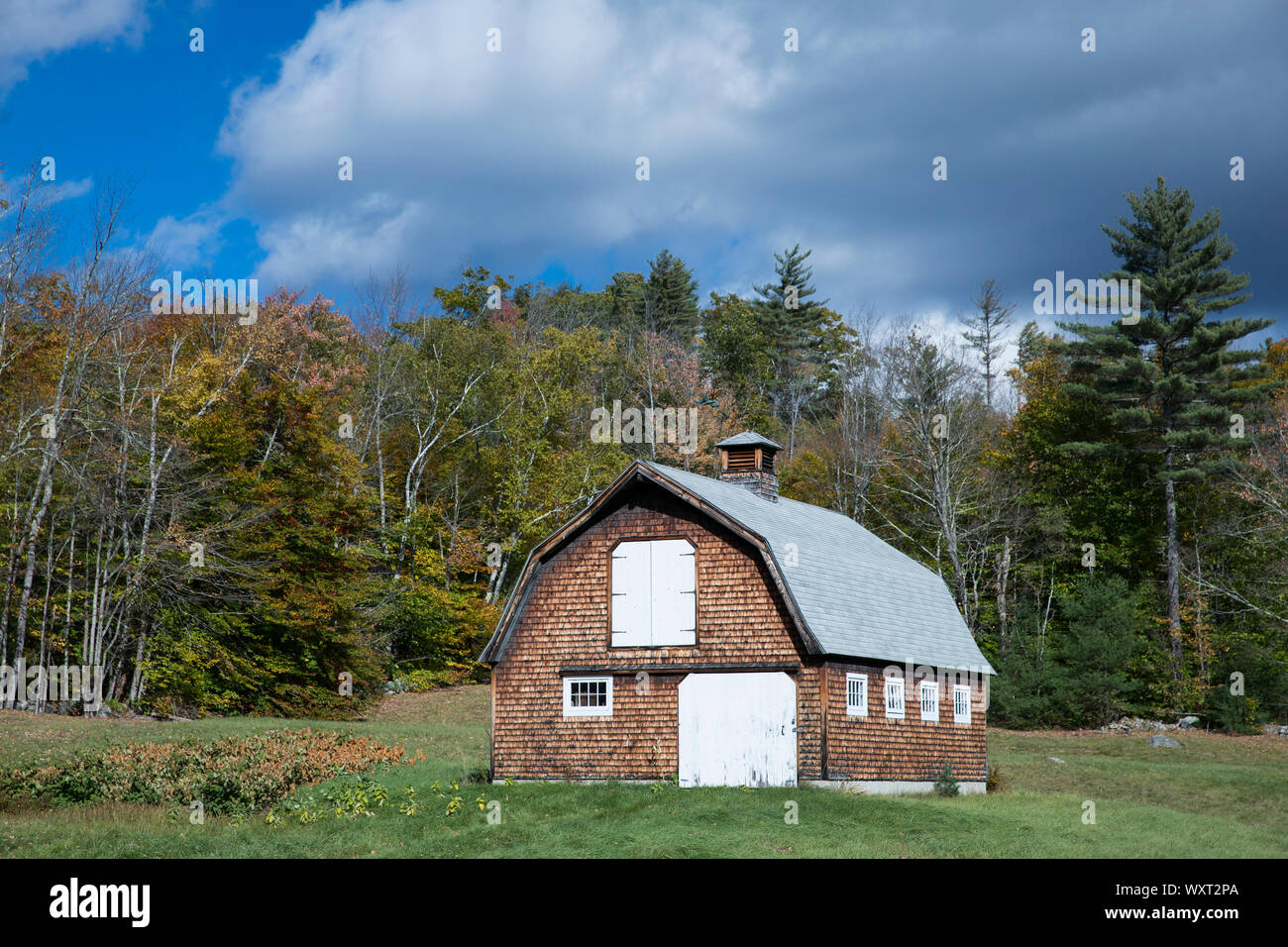 Wooden barn shingles hi-res stock photography and images - Alamy