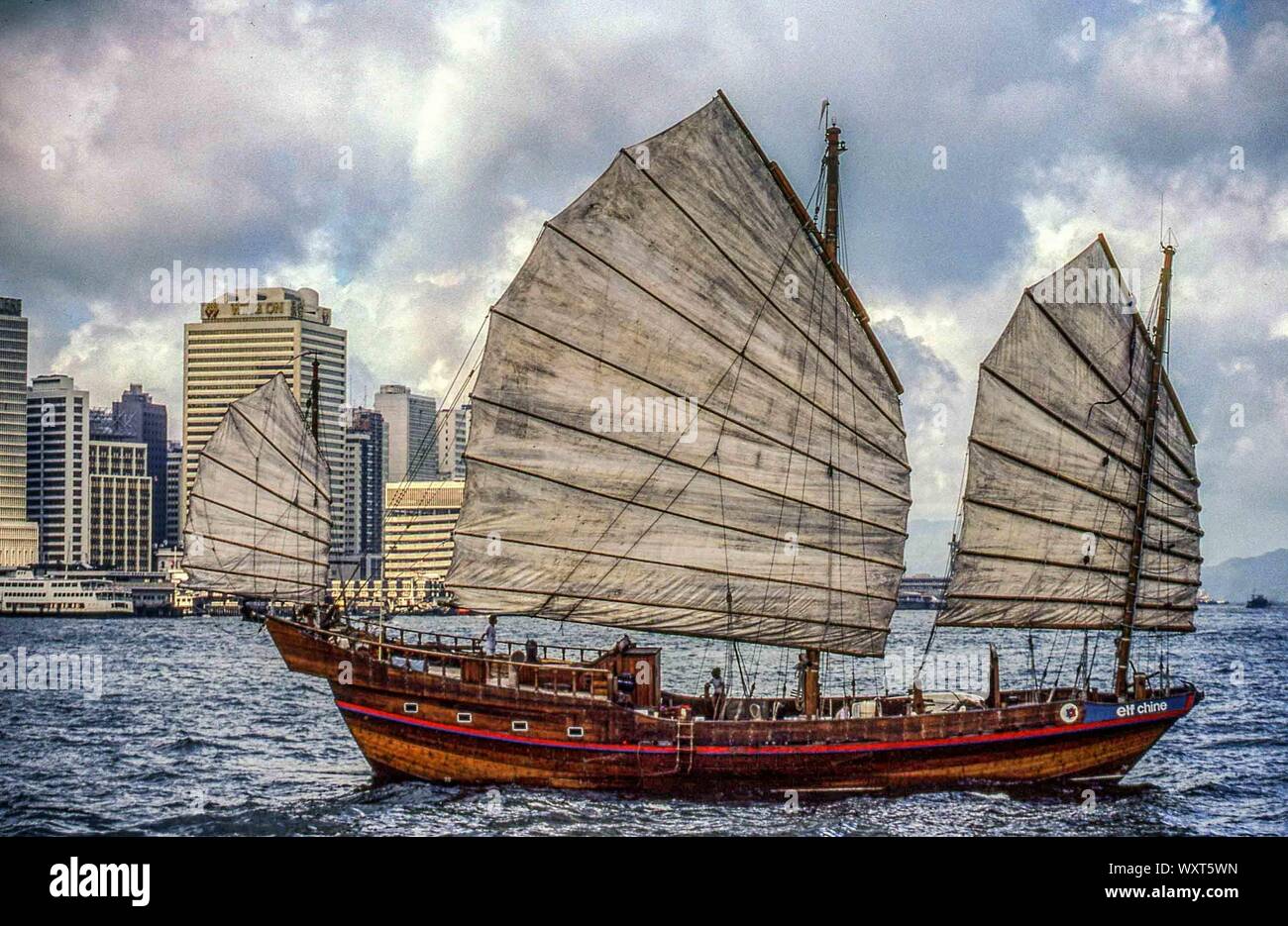 Junks in the hong kong harbor hi-res stock photography and images - Alamy