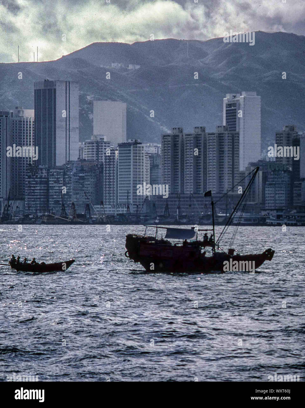 Traditional chinese junks hi-res stock photography and images - Alamy