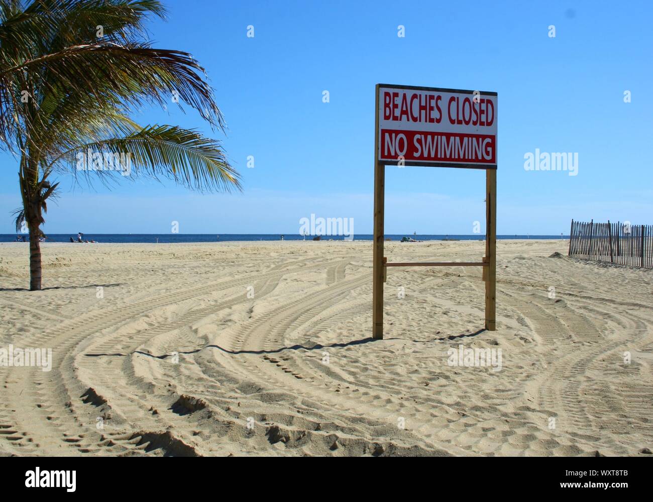 Beaches Closed Sign Beach No Swimming Stock Photo - Alamy