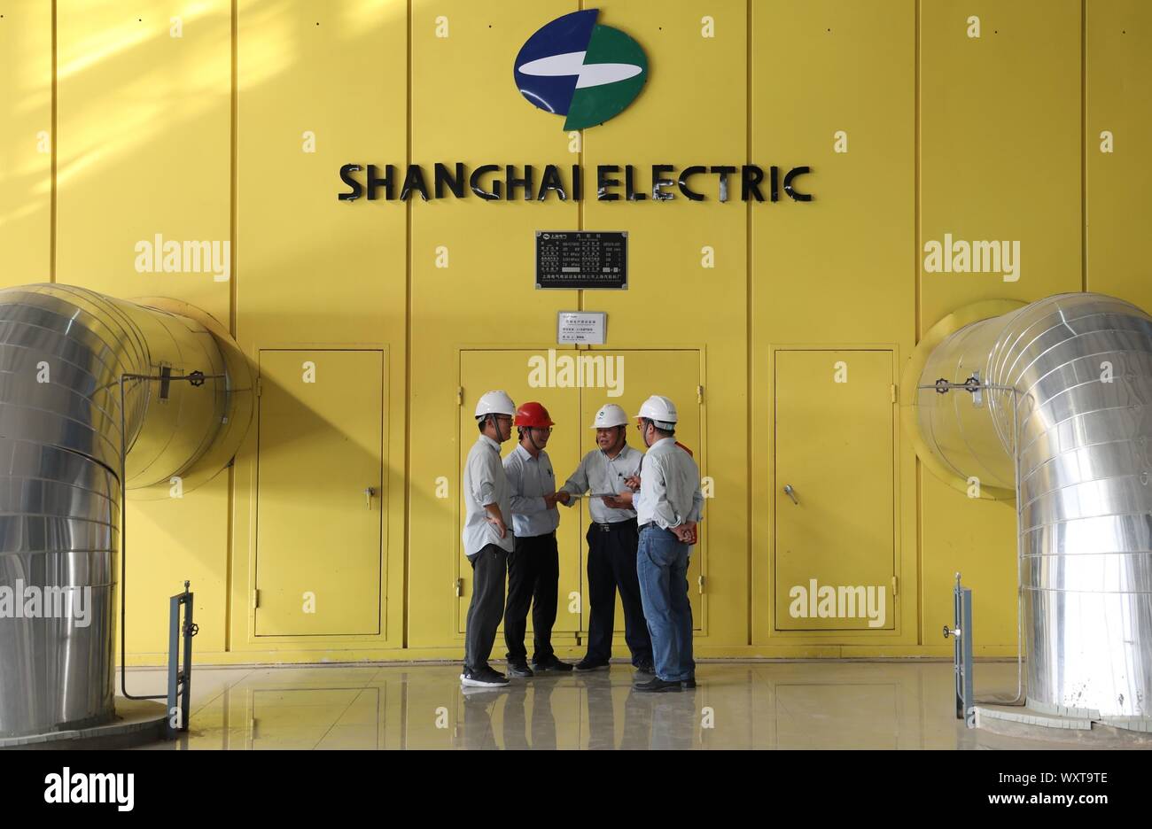 (190918) -- WASSIT, Sept. 18, 2019 (Xinhua) -- Chinese personnel stand ...