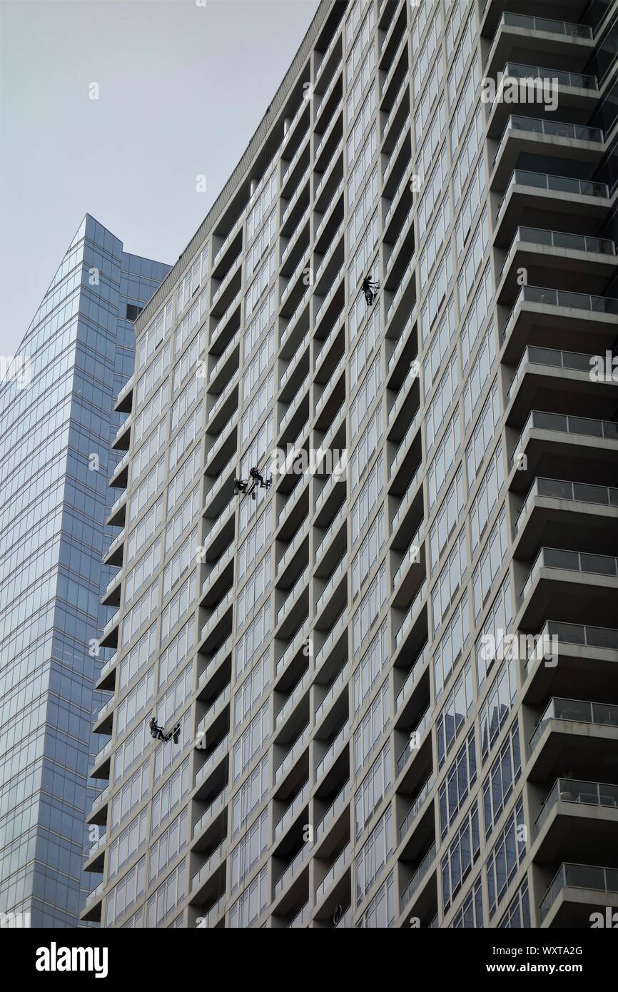 WINDOW WASHERS VERY HIGH ON BUILDING Stock Photo - Alamy