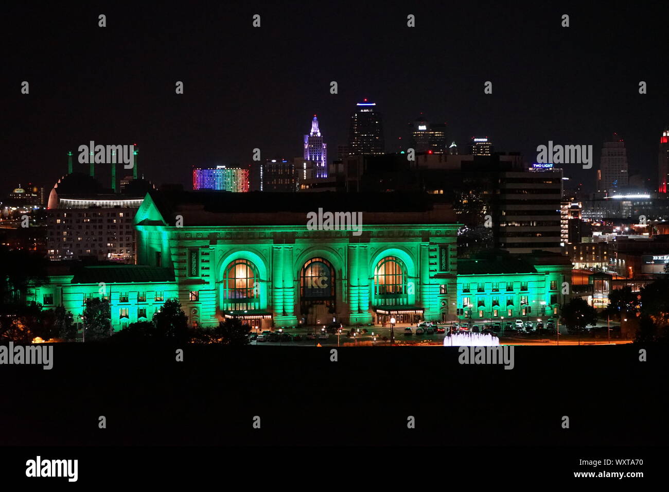 UNION STATION AND KANSAS CITY SKYLINE AT NIGHT Stock Photo - Alamy