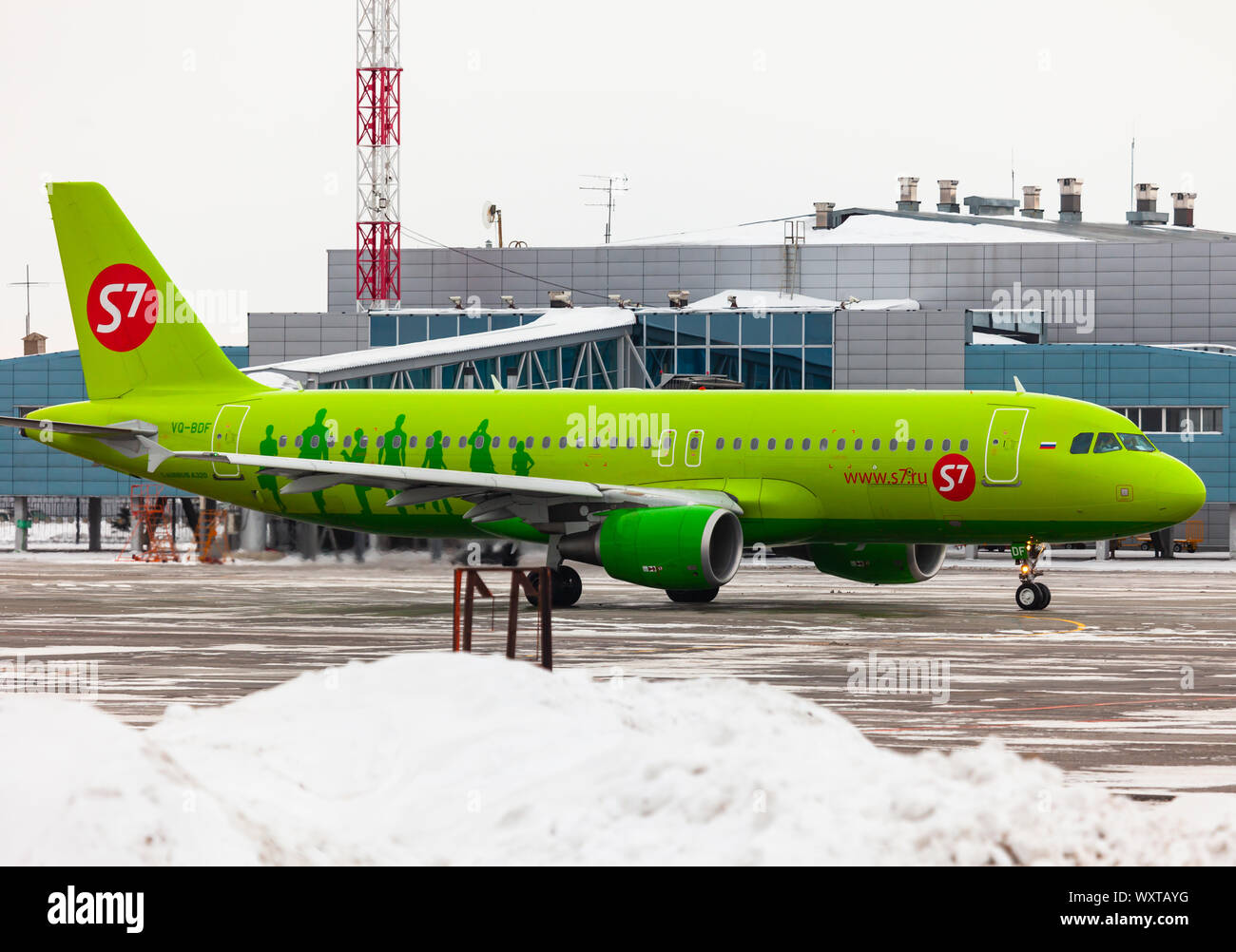 Airbus A320 S7 Airlines taxis Stock Photo - Alamy