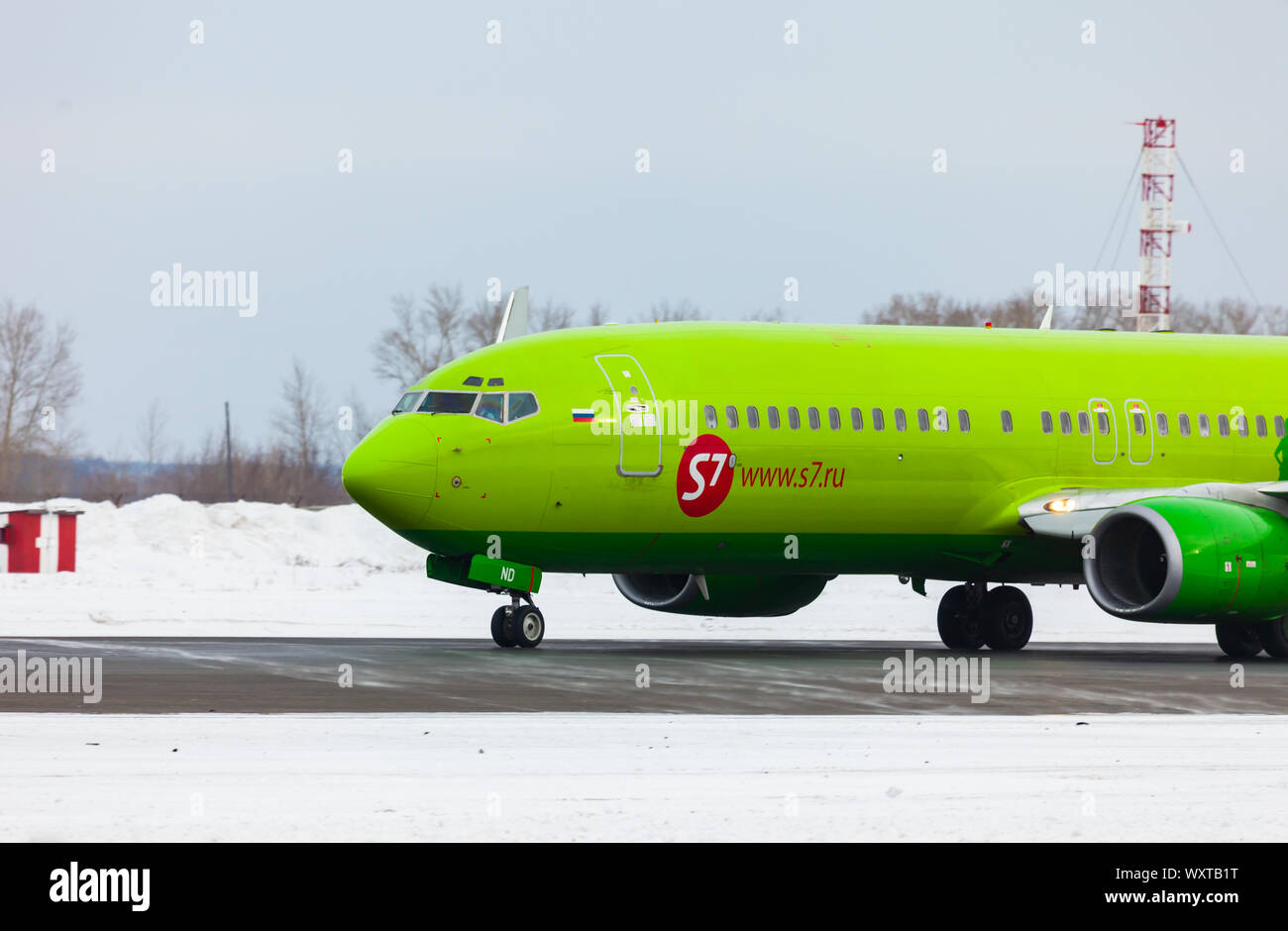 S7 airlines boeing 737 airliner hi-res stock photography and images - Alamy