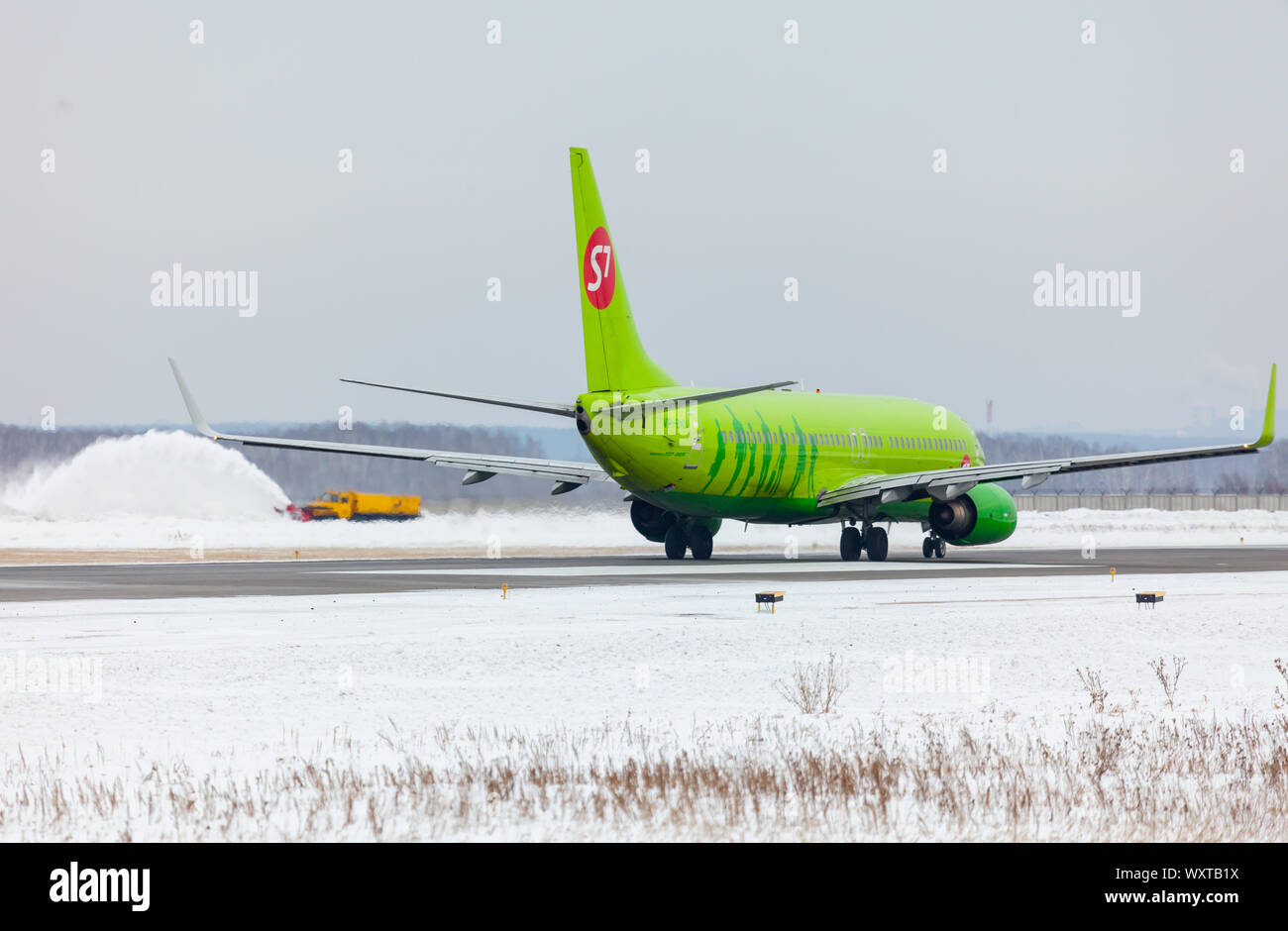 S7 airlines boeing 737 airliner hi-res stock photography and images - Alamy