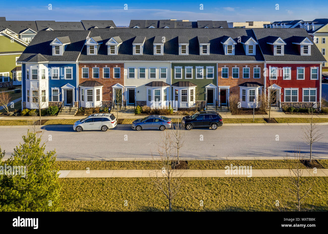 Row of suburb houses usa hi-res stock photography and images - Alamy