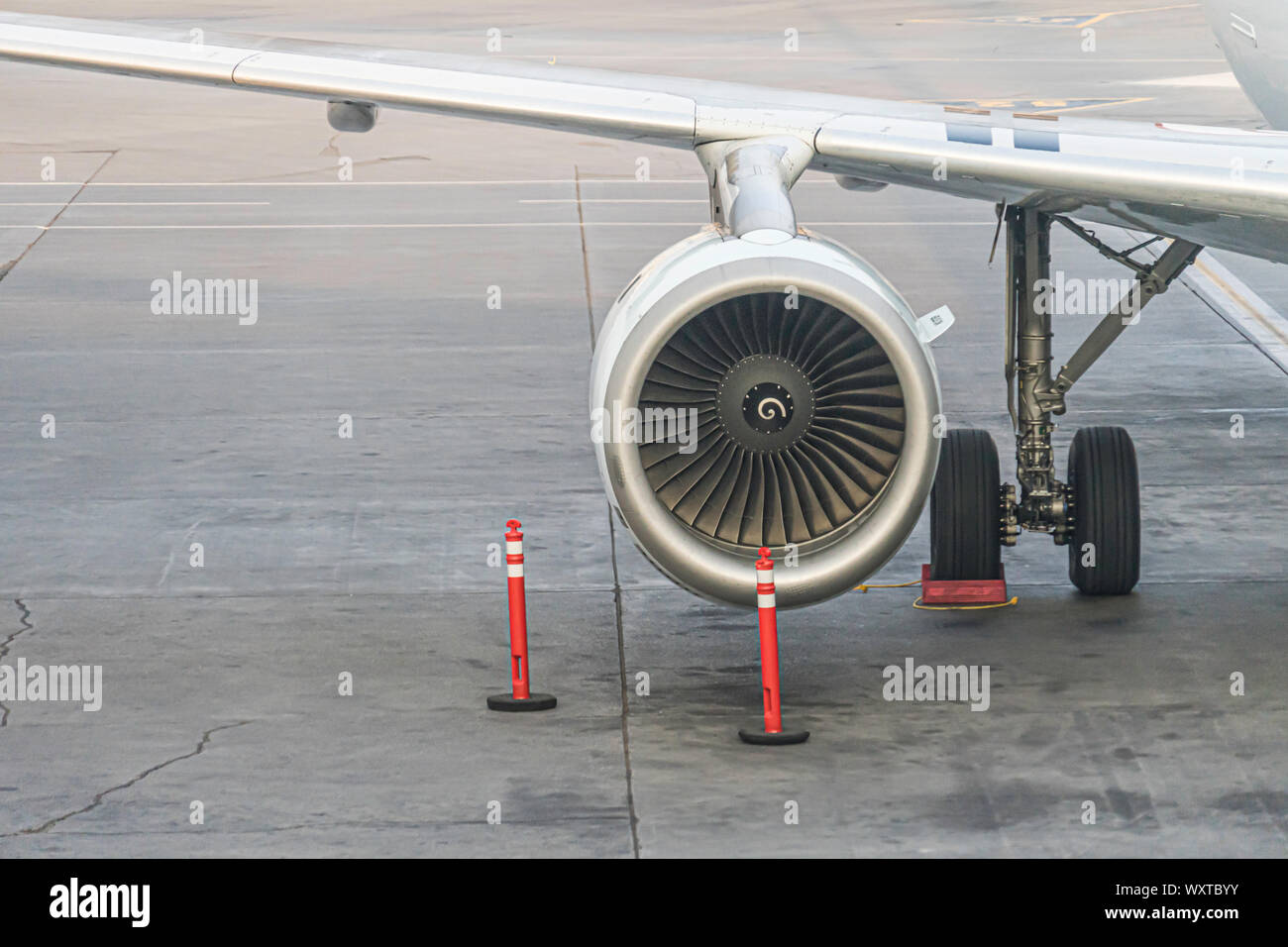 Airplane engines on wing hi-res stock photography and images - Alamy