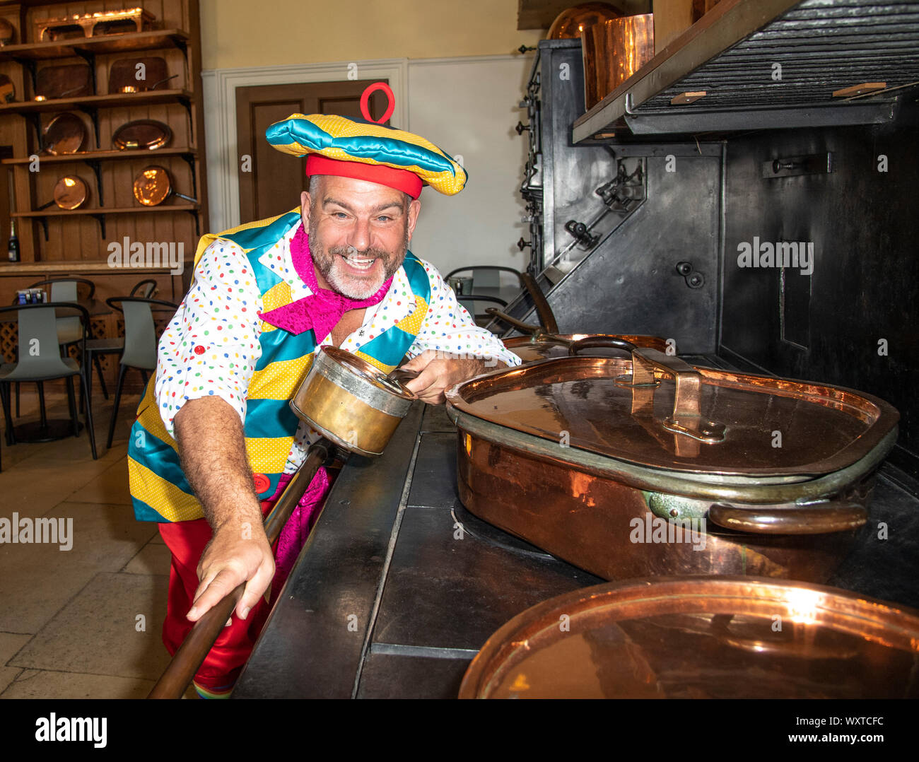 Andy Collins (Louis Pot et Pan) attends the Beauty & The Beast ...