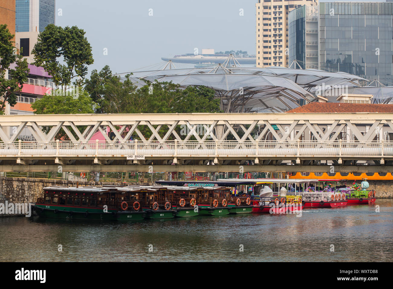 Singapore river cruise bum boats floating on water. These boats are for ...
