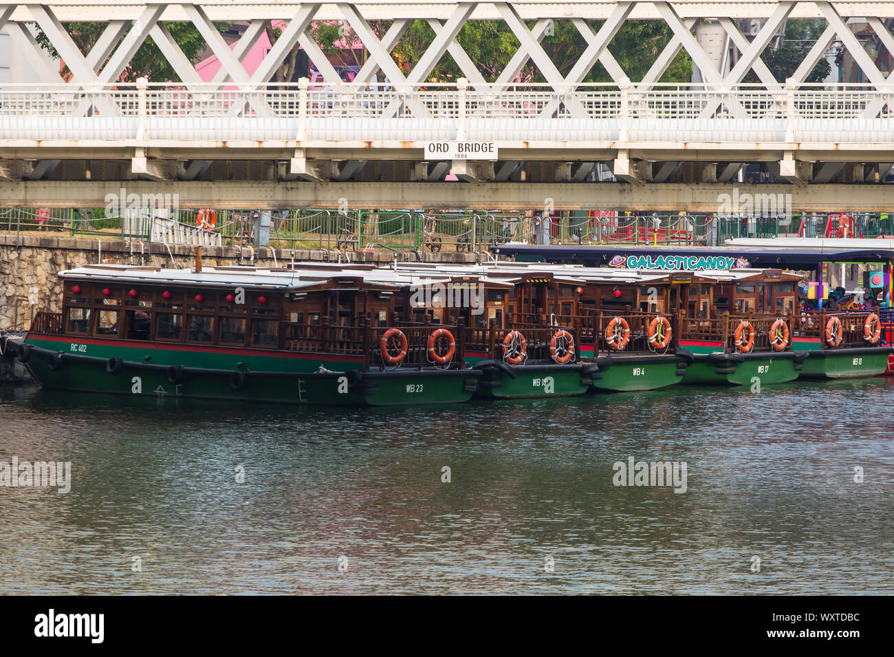 Singapore river cruise bum boats floating on water. These boats are for ...
