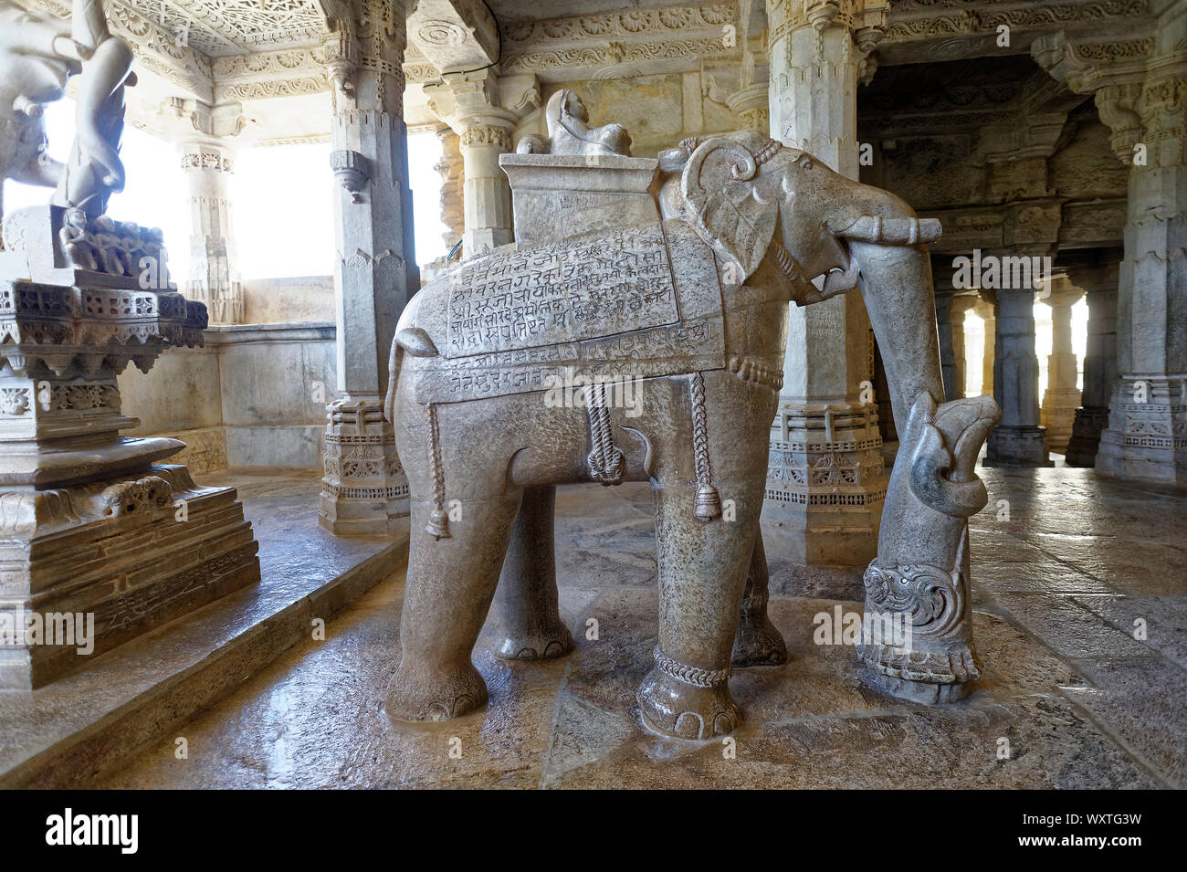 Elephant pillars hi-res stock photography and images - Alamy