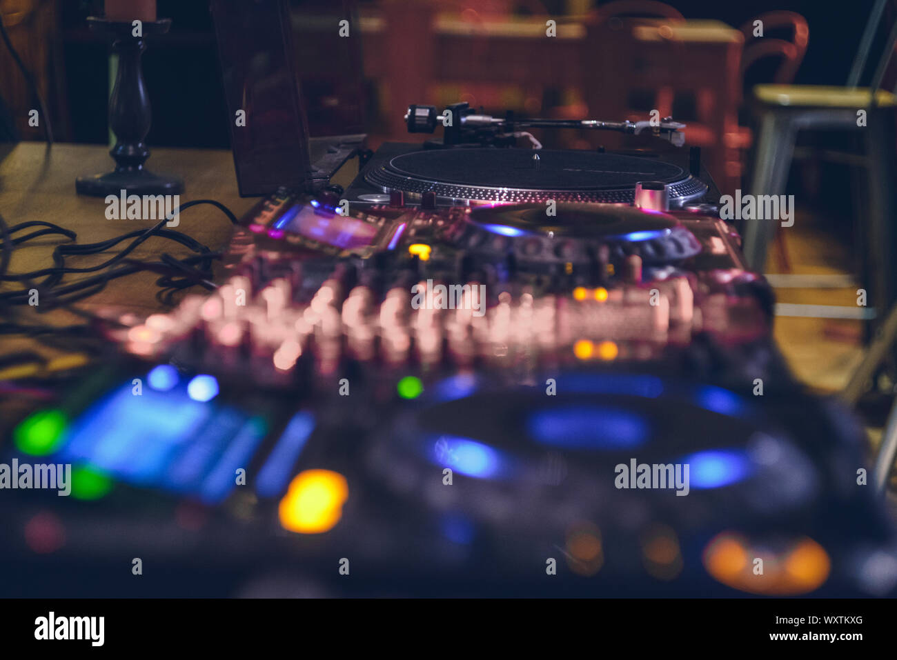Dj spinning hi-res stock photography and images - Alamy