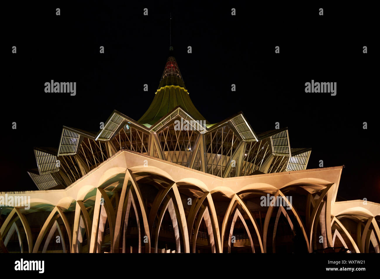 Bangunan dewan undangan negeri sarawak baru hi-res stock photography ...