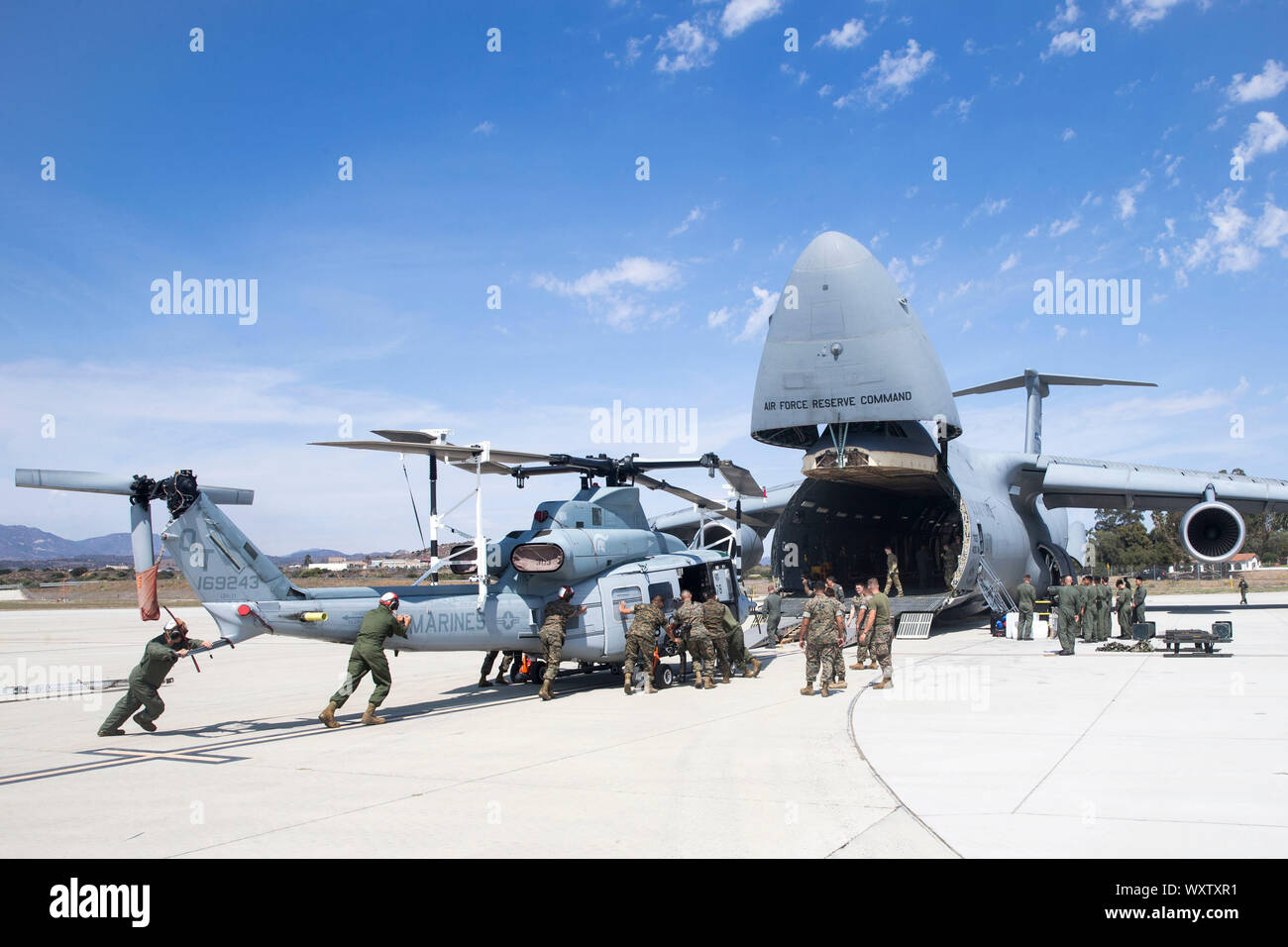 433rd airlift wing hi-res stock photography and images - Alamy