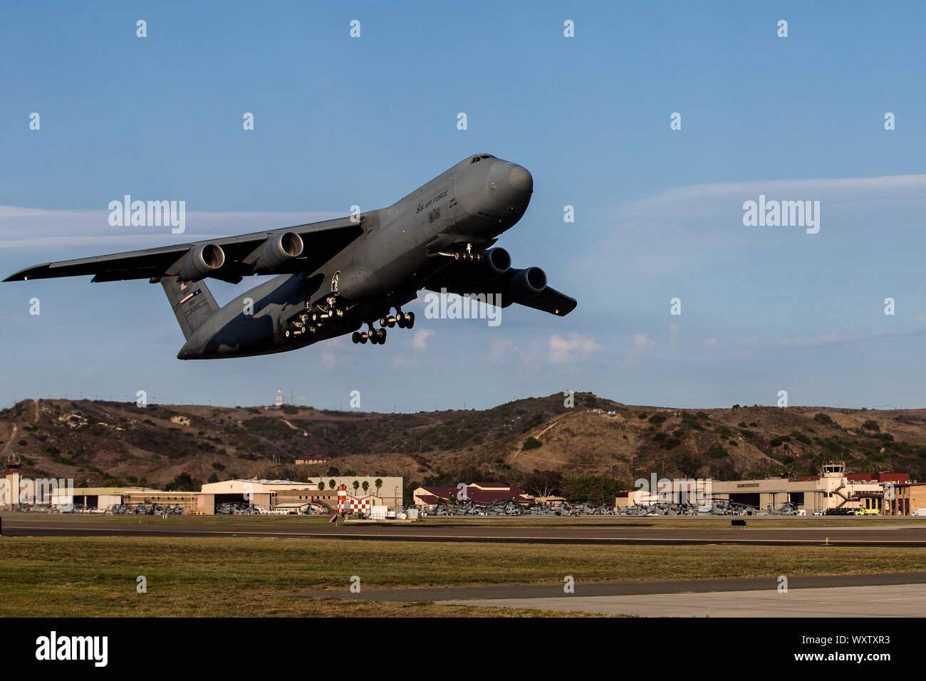 433rd airlift wing hi-res stock photography and images - Alamy
