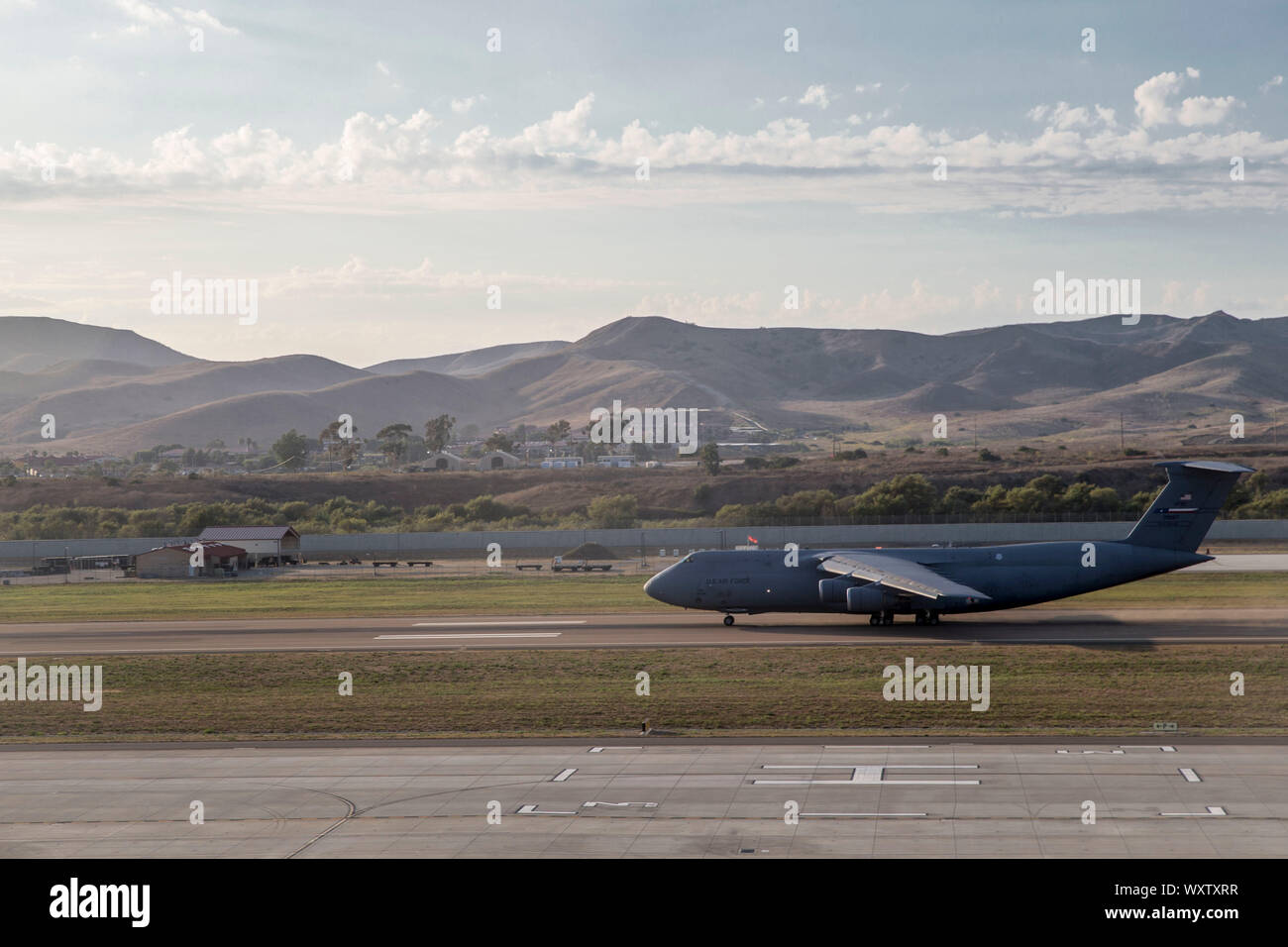 433rd airlift wing hi-res stock photography and images - Alamy