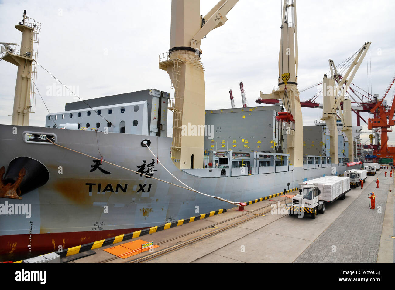 Qingdao. 17th Sep, 2019. Photo taken on Sept.17, 2019 shows workers ...