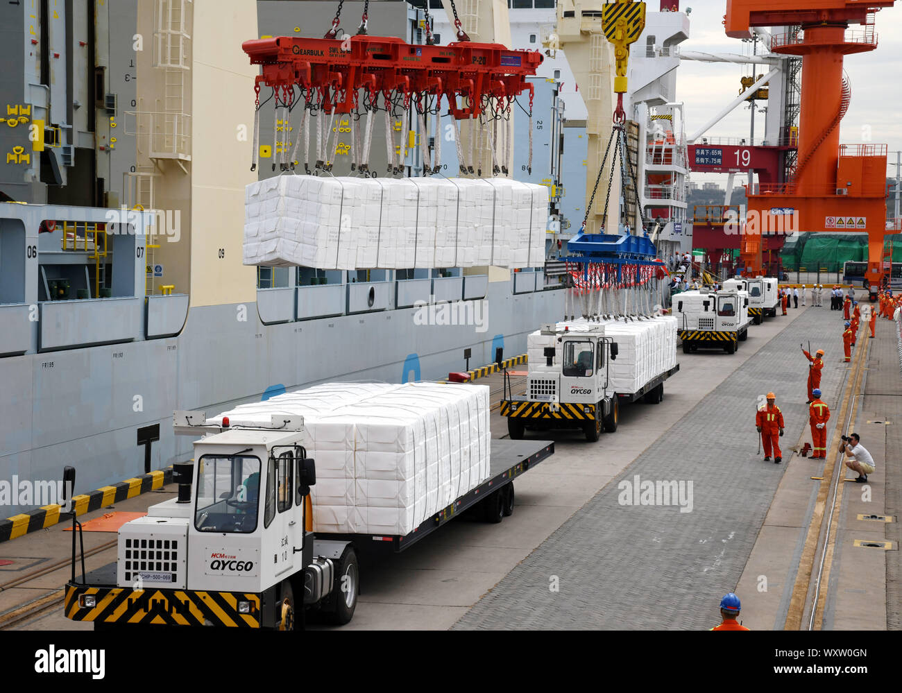 Qingdao. 17th Sep, 2019. Photo taken on Sept.17, 2019 shows workers ...