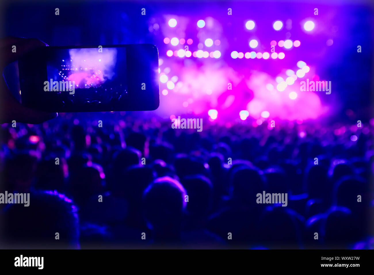 Concert phone camera hi-res stock photography and images - Alamy