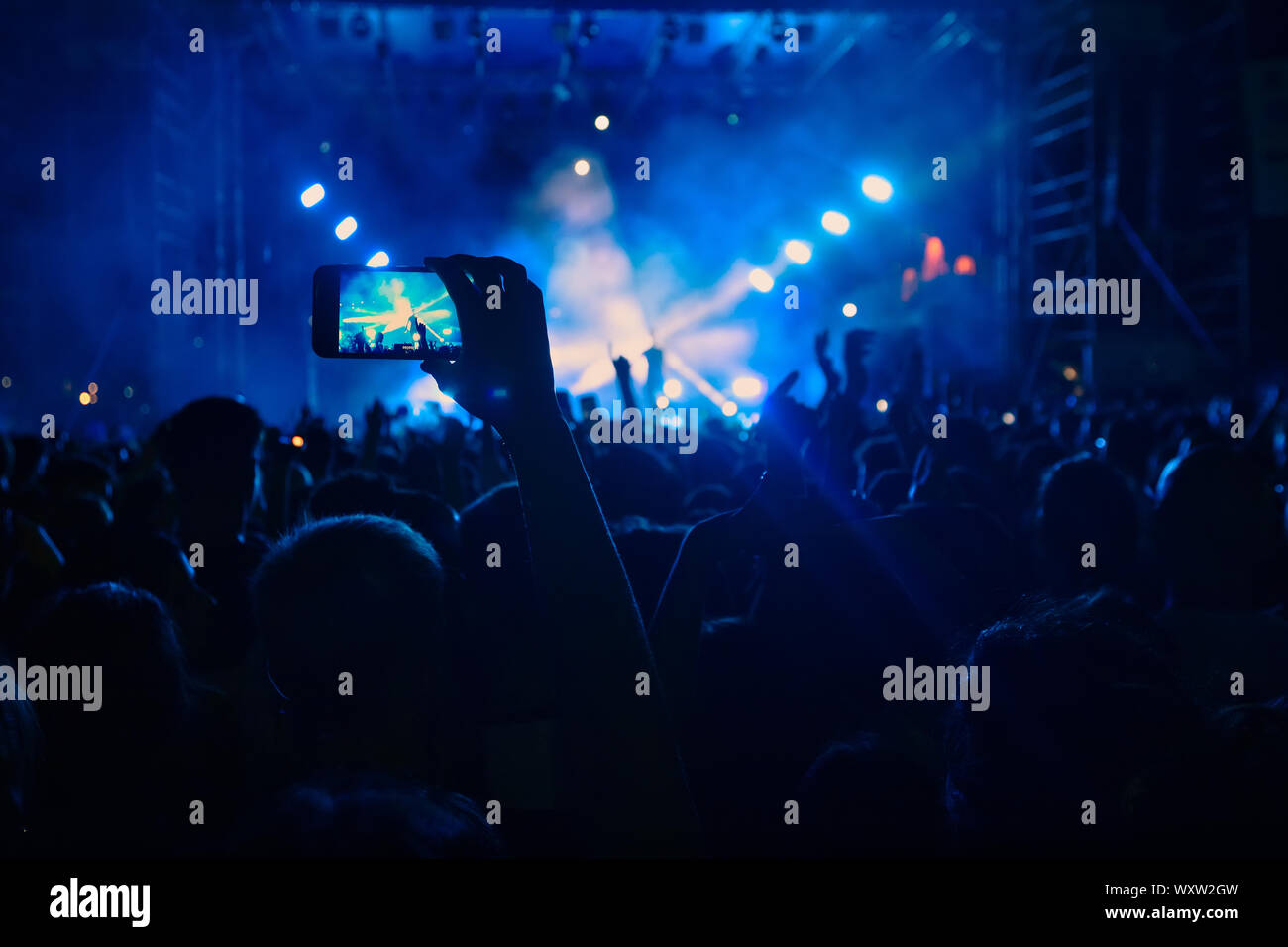 Concert phone camera hi-res stock photography and images - Alamy