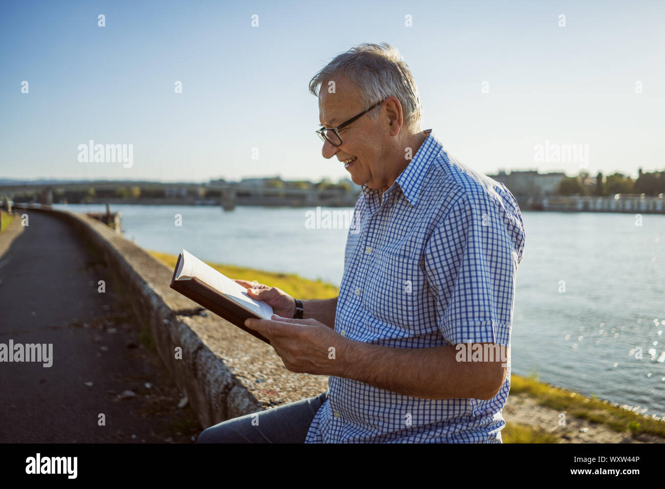 Man reading book relaxing outdoor hi-res stock photography and images ...