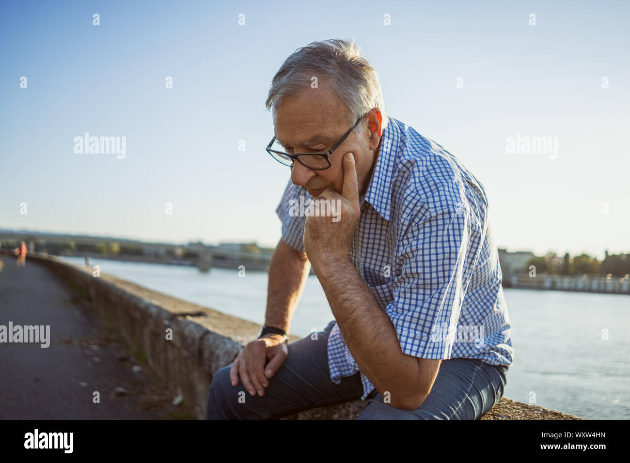 Worried man hi-res stock photography and images - Alamy
