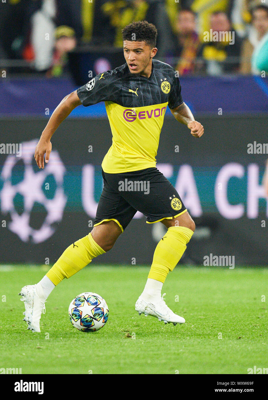 Jadon Malik SANCHO, BVB 7 drives, controls the ball, action, full-size ...
