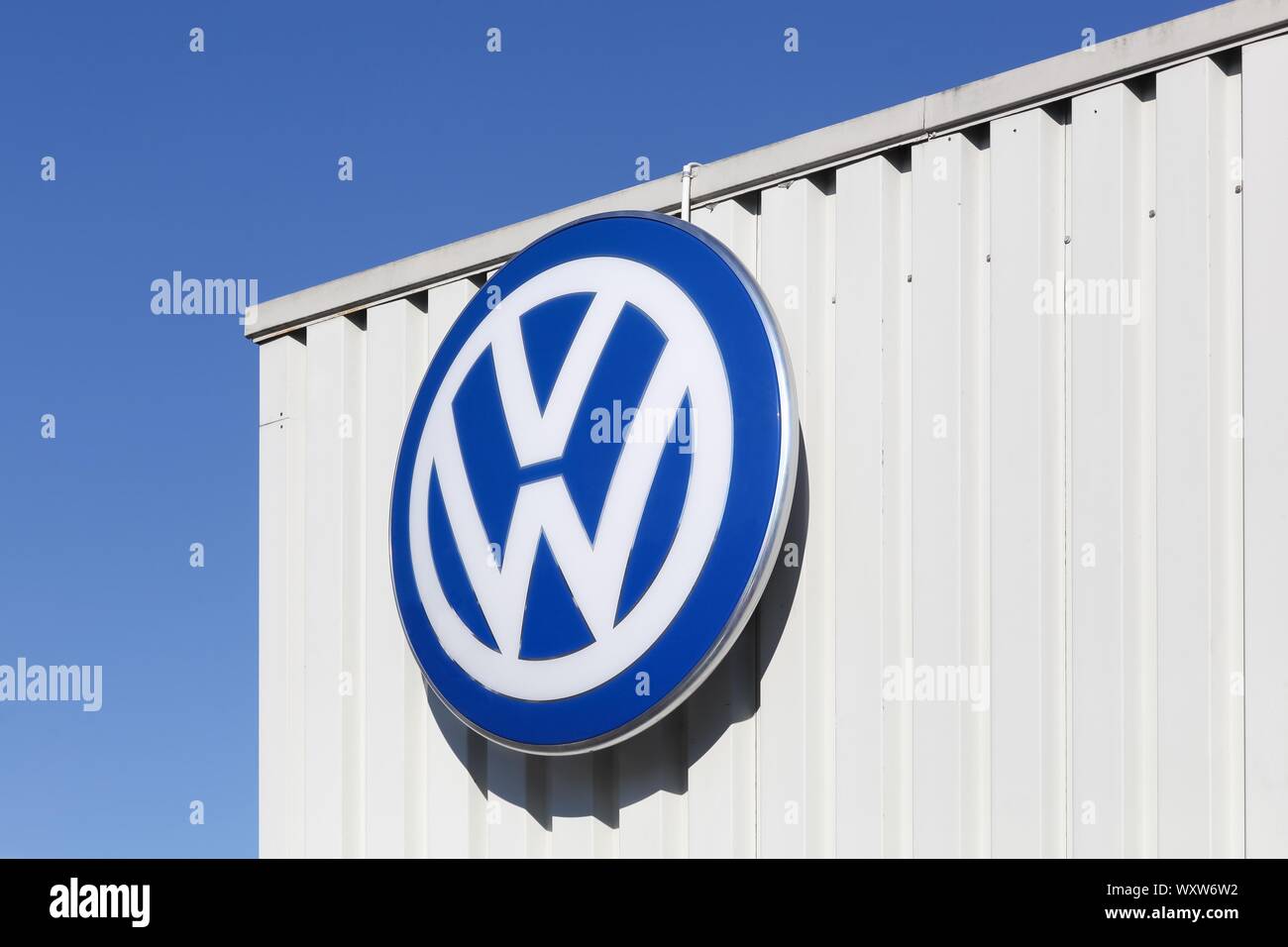 Volkswagen logo hi-res stock photography and images - Alamy