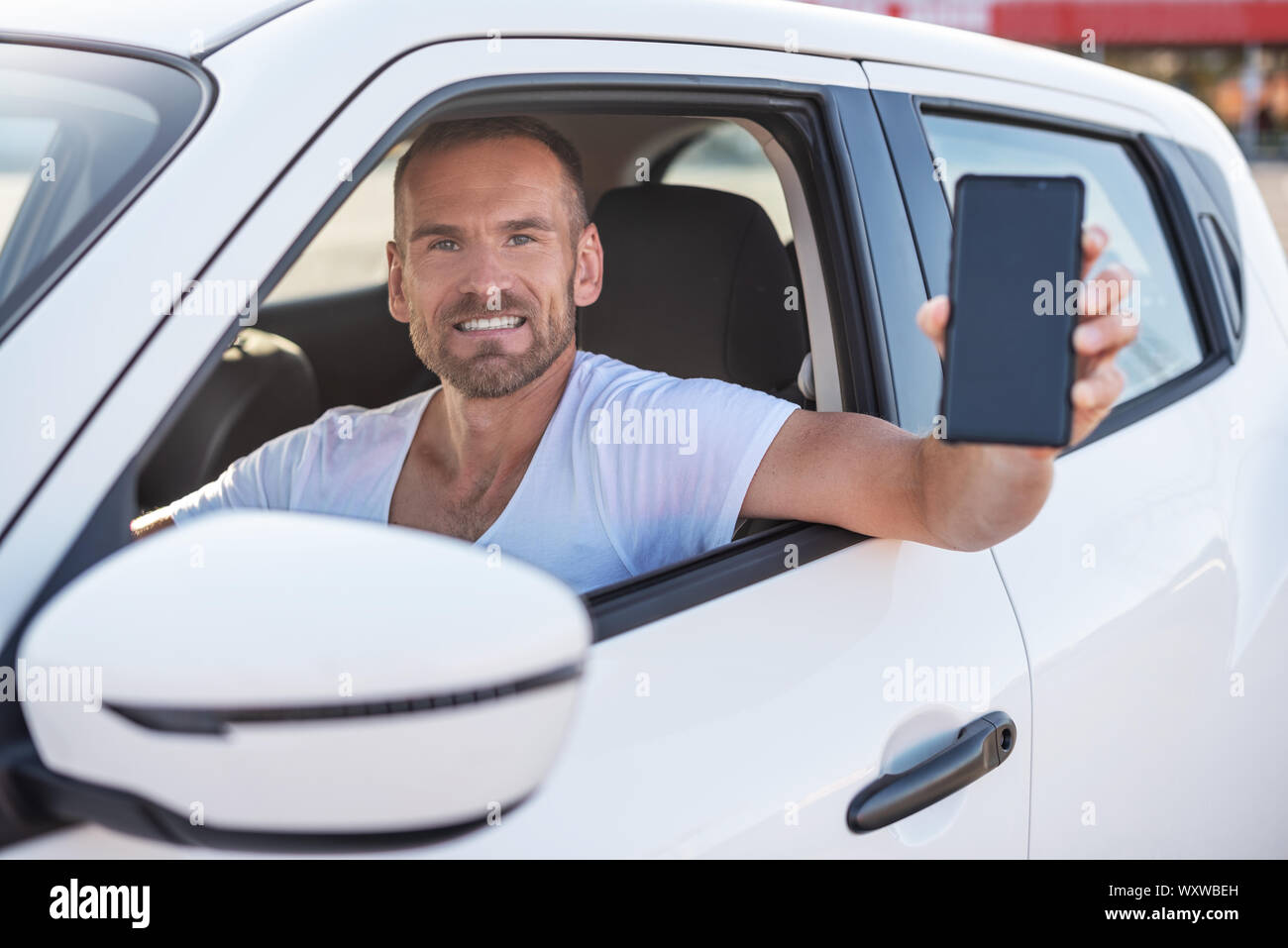 Man smartphone taxi hi-res stock photography and images - Alamy