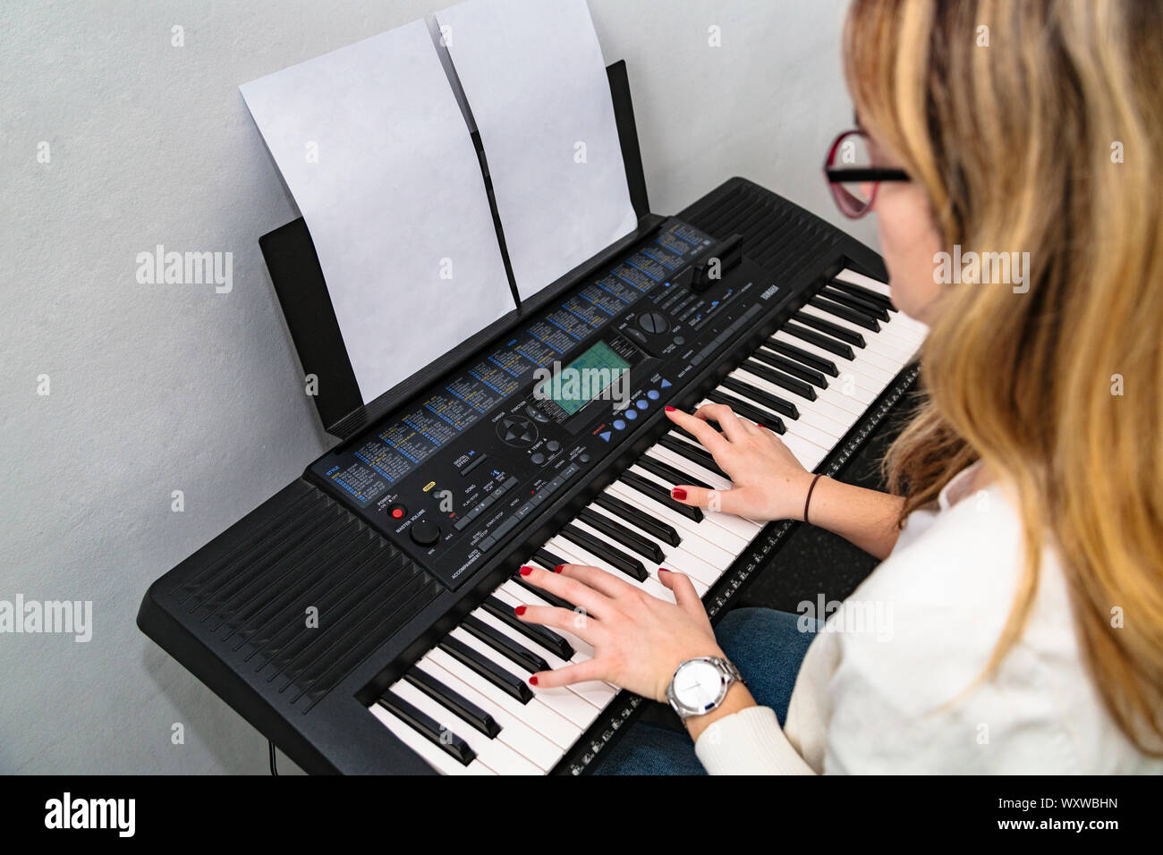 Beautiful girl playing grand piano hi-res stock photography and images ...
