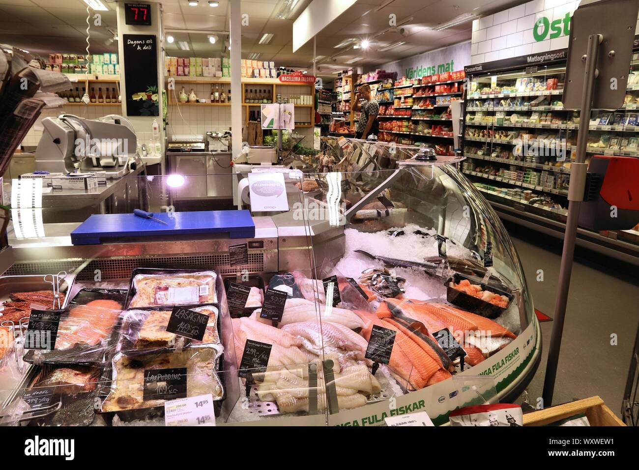 Supermarket shelves fresh fish hi-res stock photography and images - Alamy