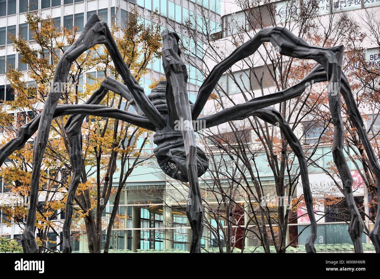 TOKYO, JAPAN - DECEMBER 1, 2016: Roppongi Hills spider monument in ...
