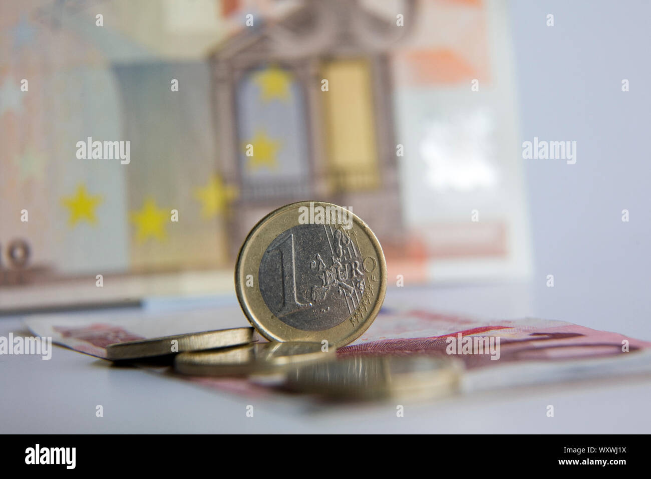 Euro coin note hi-res stock photography and images - Alamy